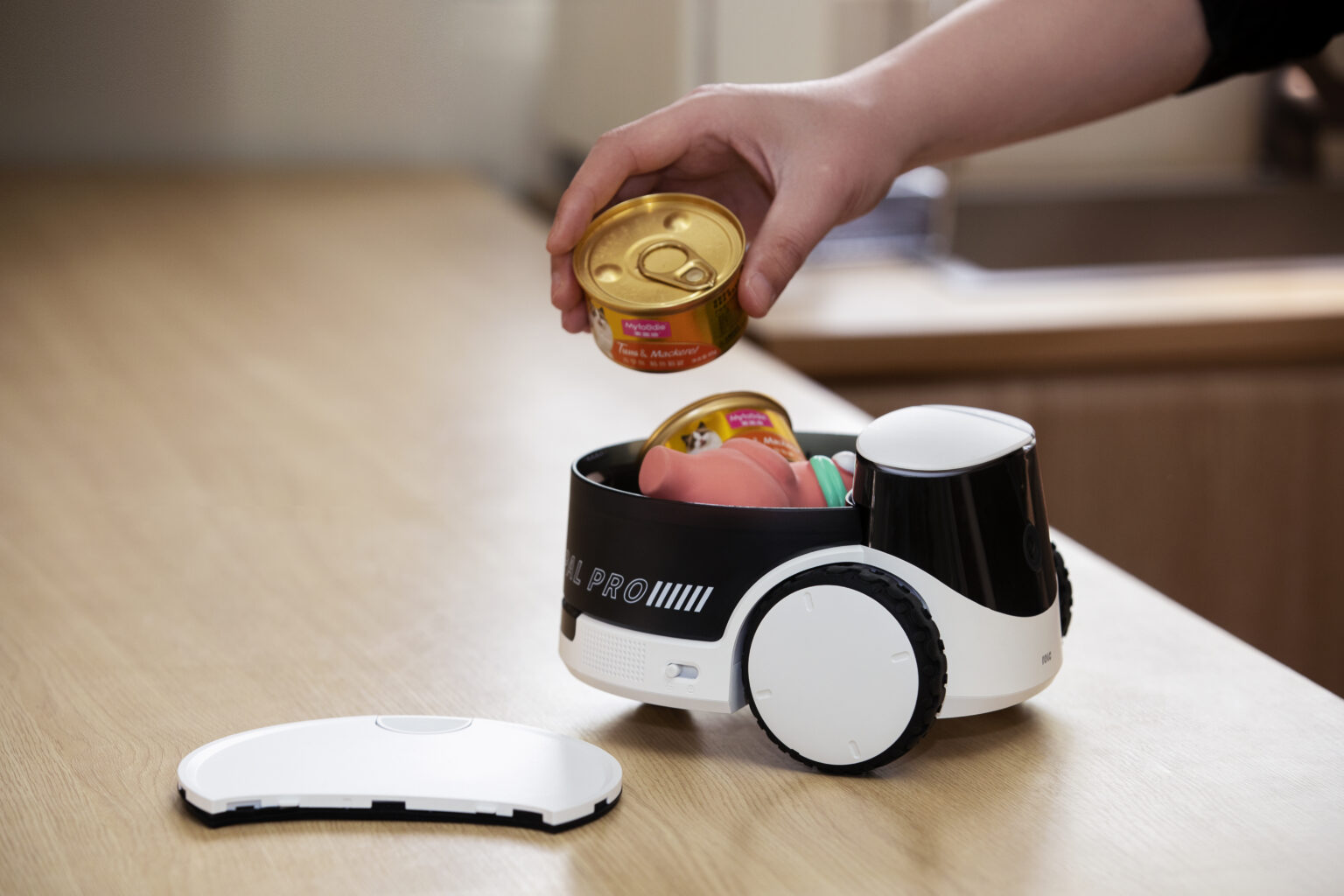 Pet Care Camera Robot with Treat Dispenser – Oz Robotics